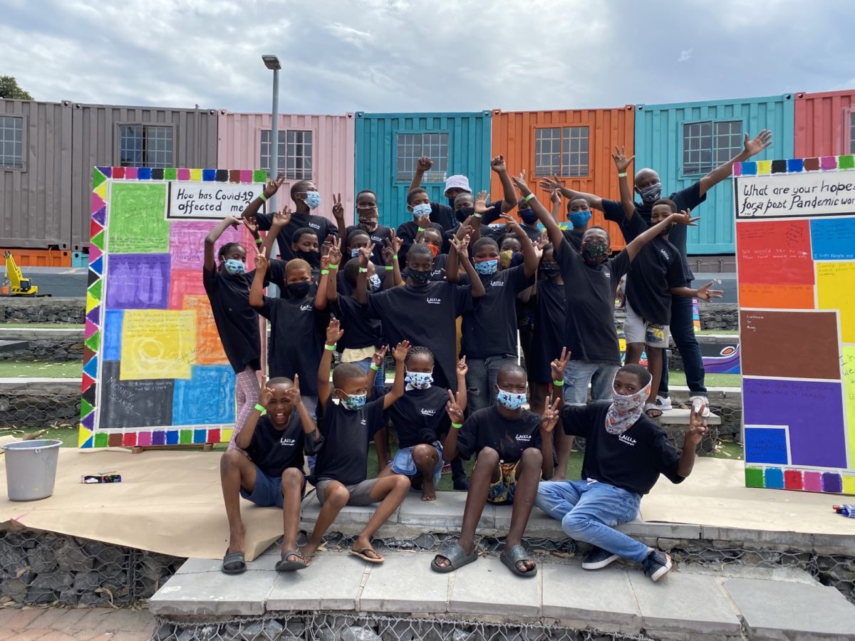 WHO paints with Lalela artists at Philippi Village - Lalela